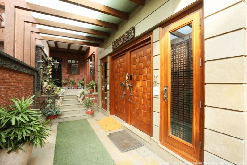 Embracing Modern Architecture with Selectively Classic Design Elements ...