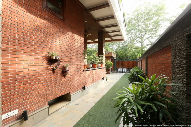 Embracing Modern Architecture with Selectively Classic Design Elements ...