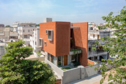 Rooted in Simplicity and Minimalism : The Floating Courtyard House ...