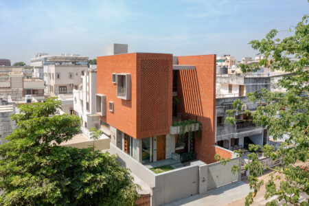 Rooted in Simplicity and Minimalism : The Floating Courtyard House ...