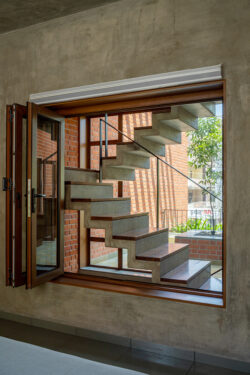 Rooted in Simplicity and Minimalism : The Floating Courtyard House ...