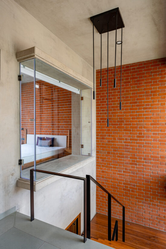 Rooted in Simplicity and Minimalism : The Floating Courtyard House ...