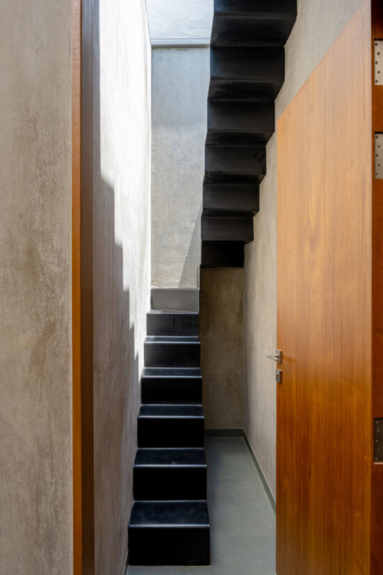 Rooted in Simplicity and Minimalism : The Floating Courtyard House ...