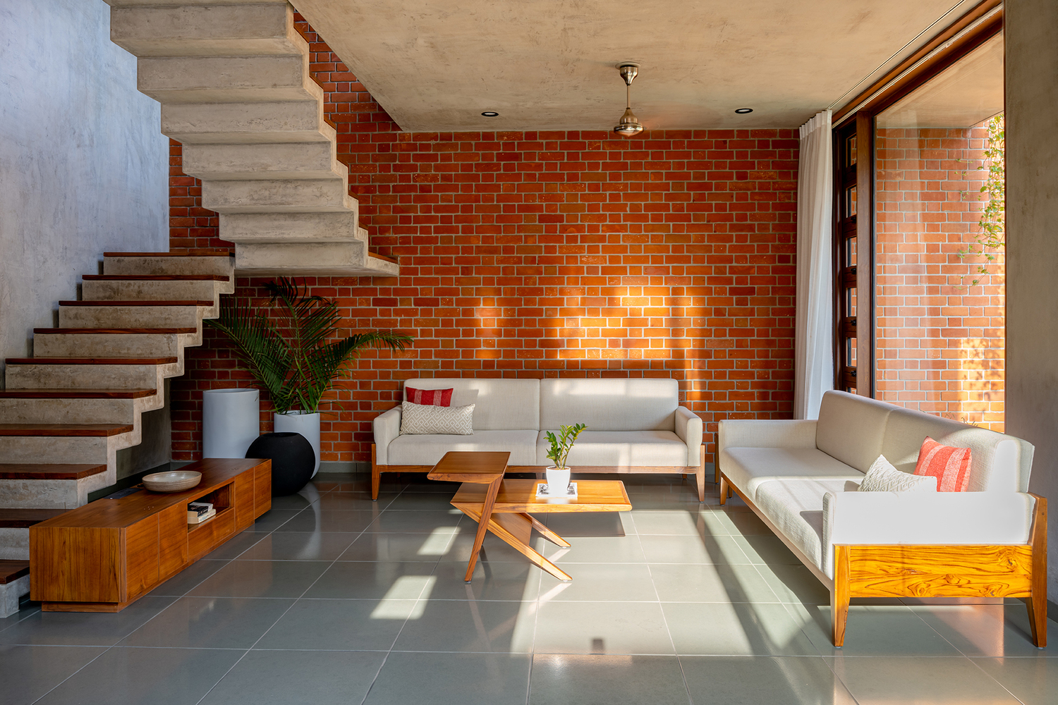 Rooted in Simplicity and Minimalism : The Floating Courtyard House ...