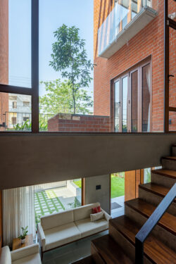 Rooted in Simplicity and Minimalism : The Floating Courtyard House ...