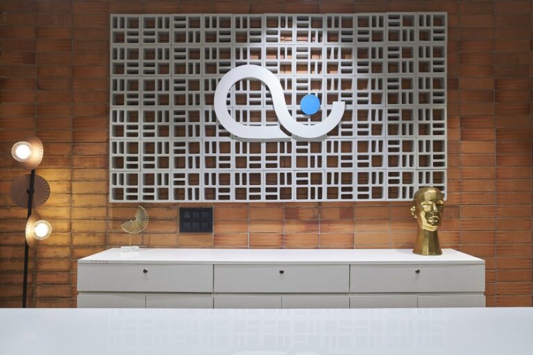 An Open-Style Spatial Configuration with Bursts of Colours and a Play ...