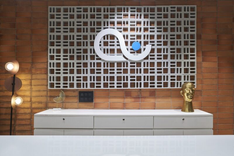 An Open-Style Spatial Configuration with Bursts of Colours and a Play ...