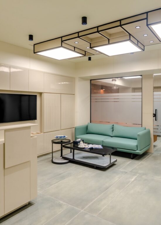 Office with a peaceful and minimalist interior | Vivid Decor & Urban ...