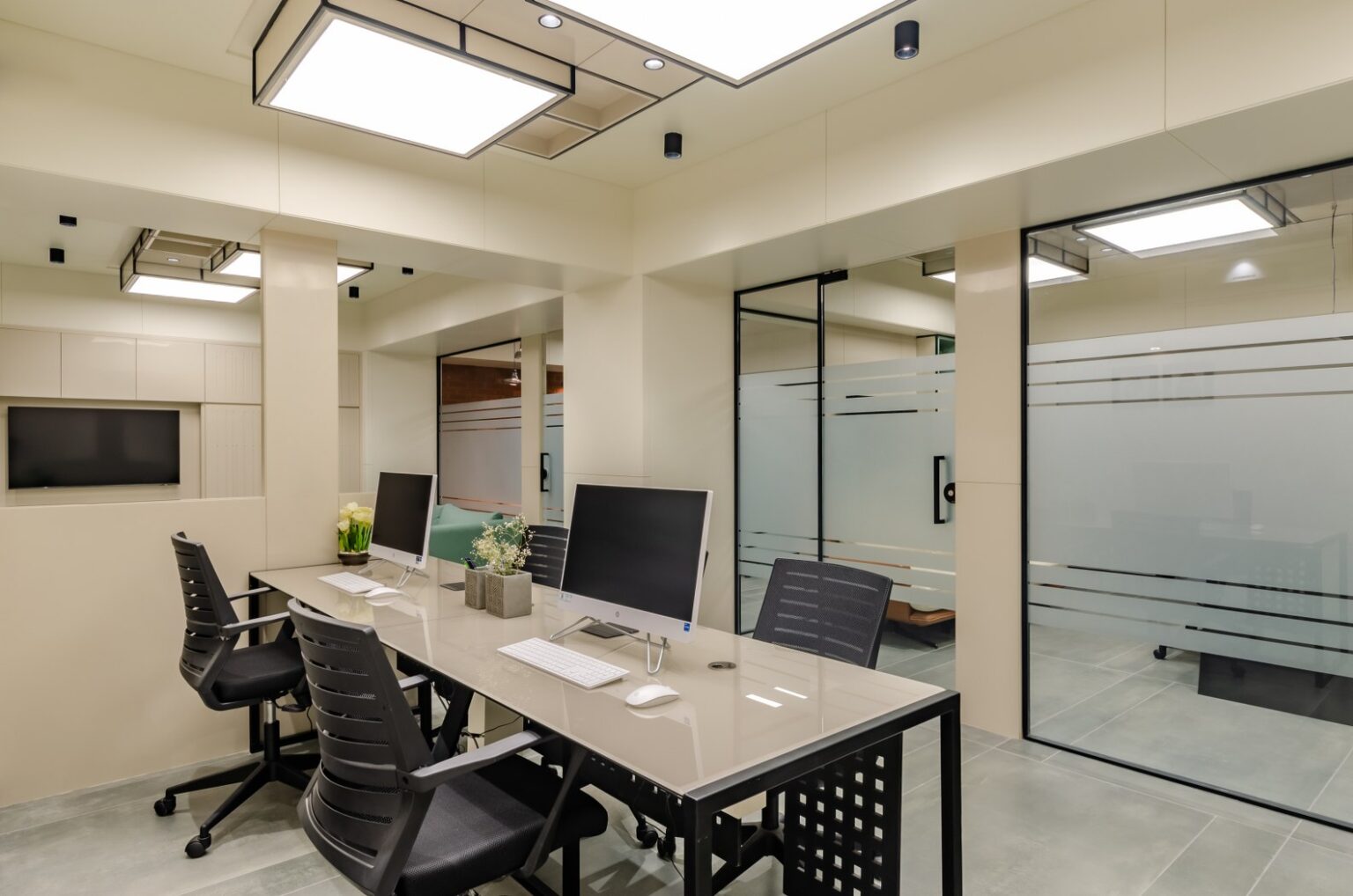 Office with a peaceful and minimalist interior | Vivid Decor & Urban ...