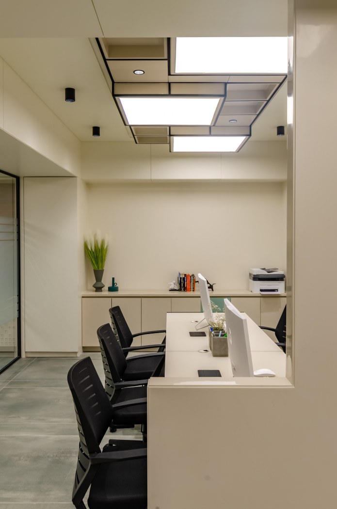 Office with a peaceful and minimalist interior | Vivid Decor & Urban ...