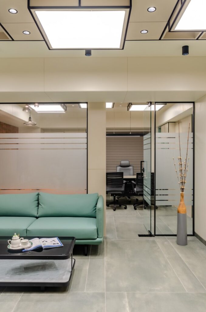 Office with a peaceful and minimalist interior | Vivid Decor & Urban ...