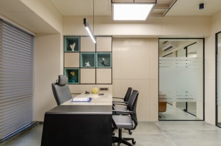 Office with a peaceful and minimalist interior | Vivid Decor & Urban ...