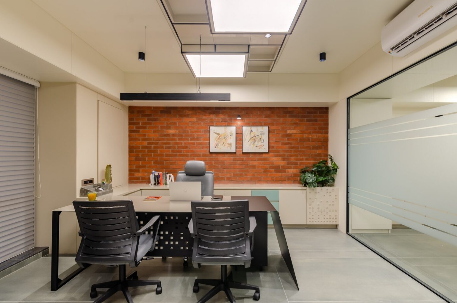 Office with a peaceful and minimalist interior | Vivid Decor & Urban ...