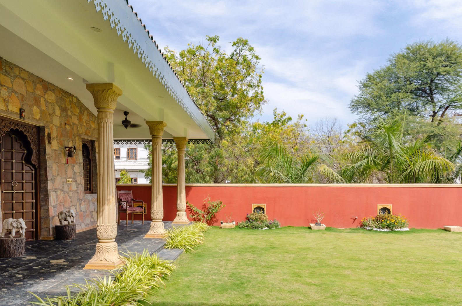 A FUSION OF VERNACULAR ARCHITECTURE WITH CONTEMPORARY MODERN AMENITIES ...