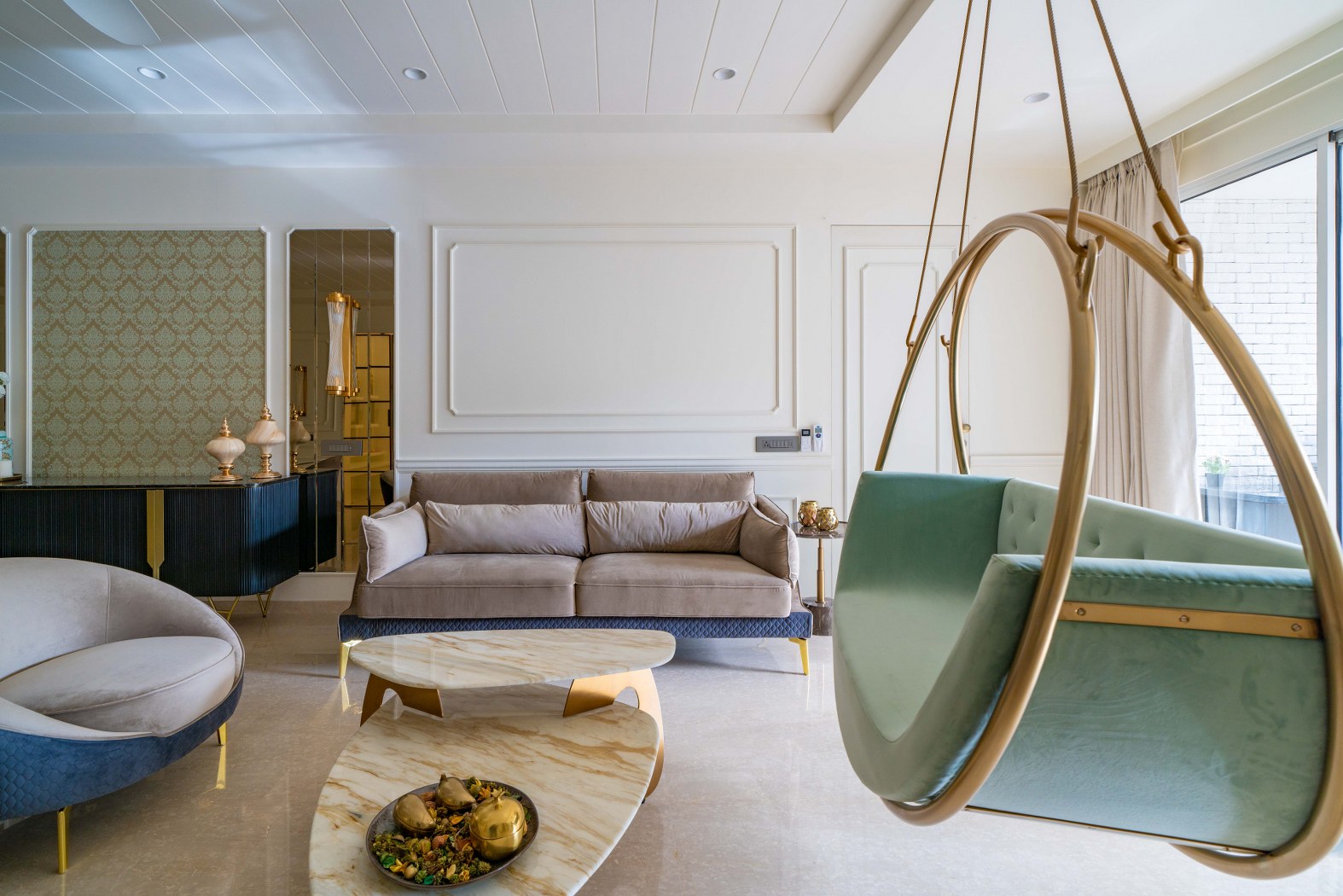 The Interior Aesthetics Effortlessly Encompass A Casual And Cozy ...