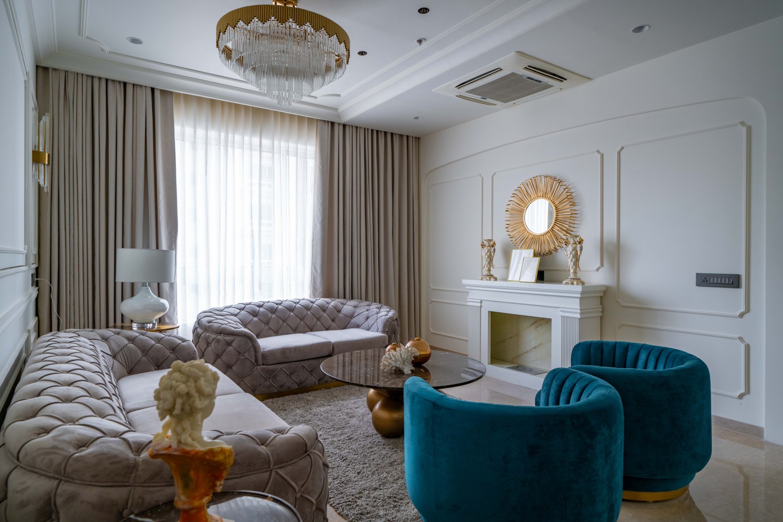 The Interior Aesthetics Effortlessly Encompass A Casual And Cozy ...