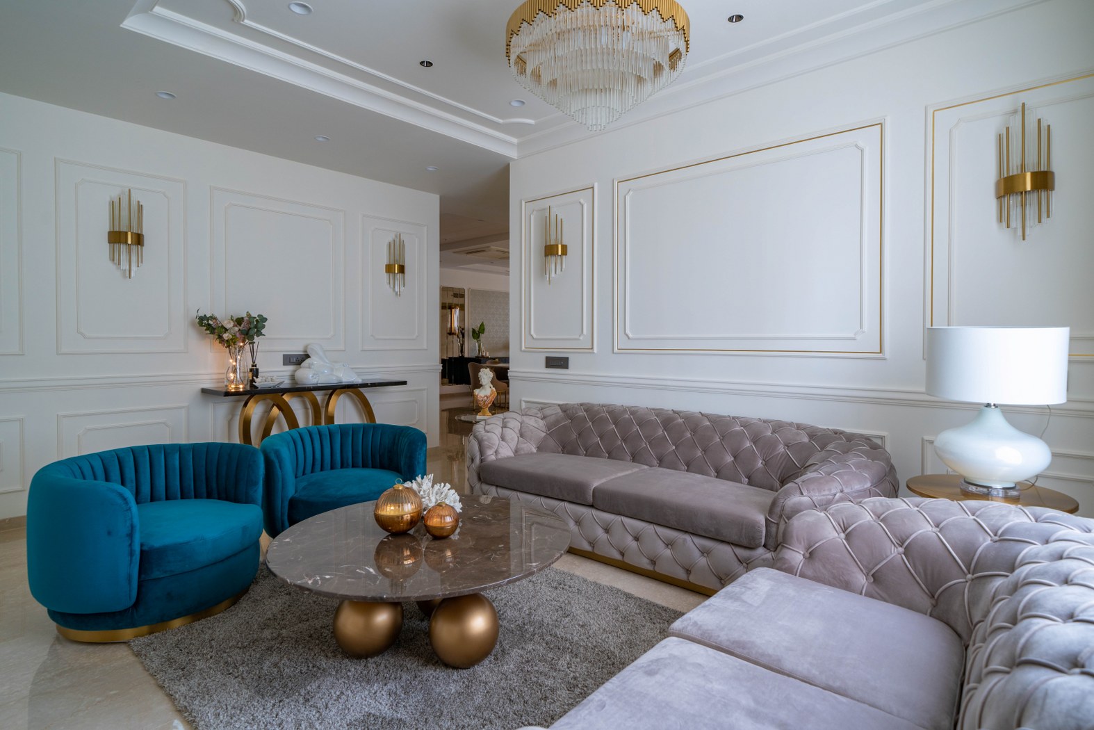 The Interior Aesthetics Effortlessly Encompass A Casual And Cozy ...