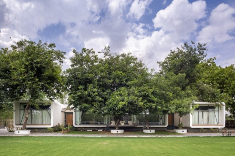 A Weekend Home Reflecting Modernism And Minimalism | DE' CAVES BY ...