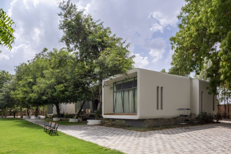 A Weekend Home Reflecting Modernism And Minimalism | DE' CAVES BY ...