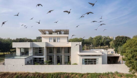 An Open Courtyard House That Is Connected To The Nature | VICARA DESIGN ...