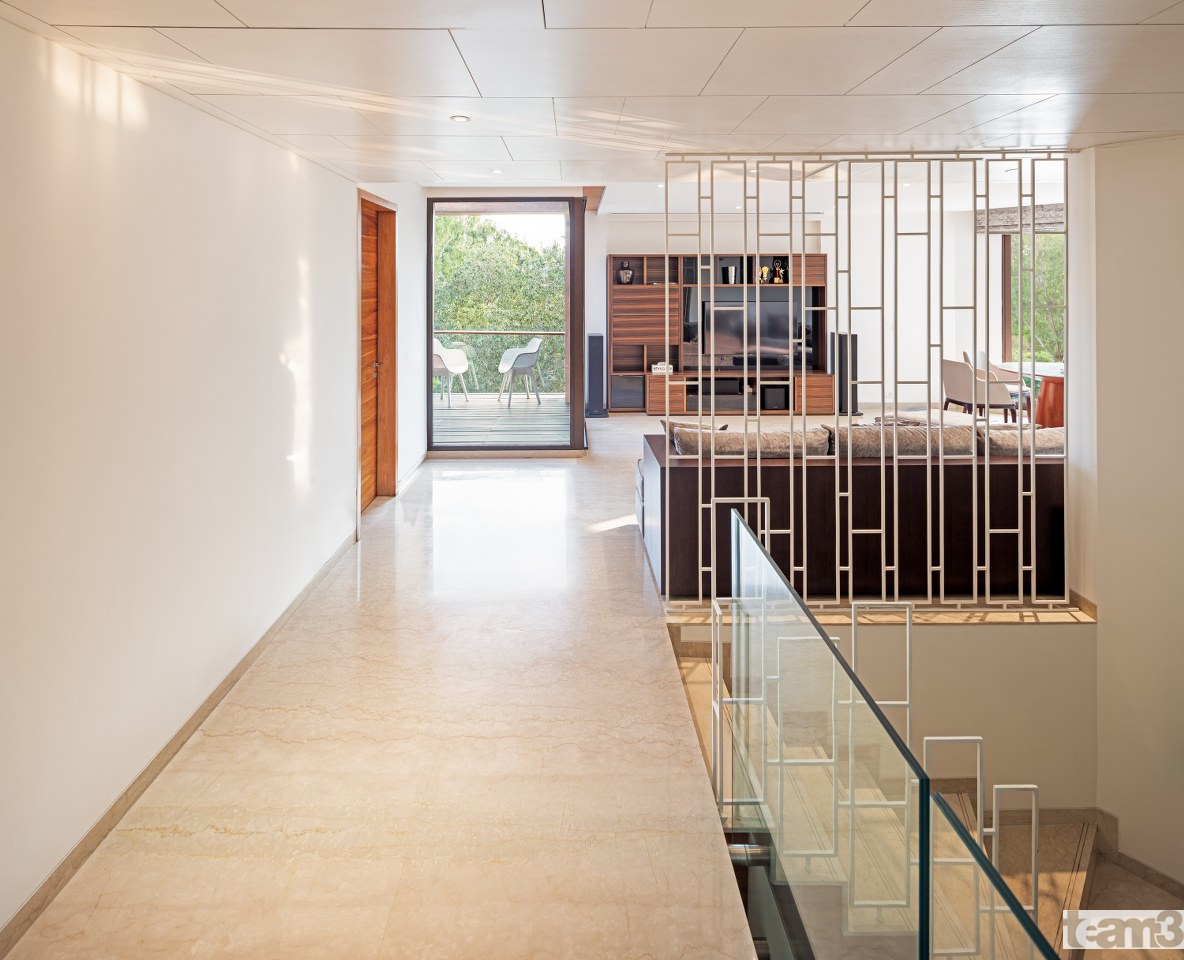 50 Elegant Railing Design Inspirations For Balconies & Staircases