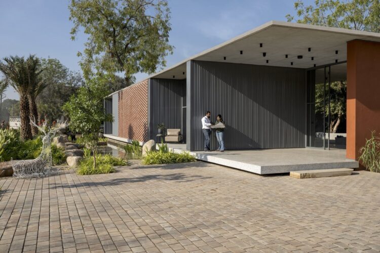 A Marketing Office And Engineers' Working Space For Real Estate ...