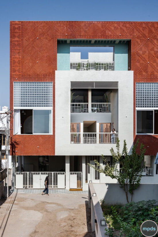 An Iconic, Contemporary House In Gujarat | MANOJ PATEL DESIGN STUDIO ...