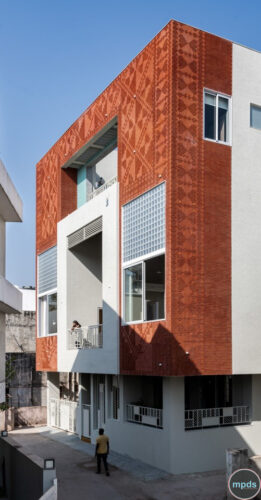 An Iconic, Contemporary House In Gujarat | MANOJ PATEL DESIGN STUDIO ...