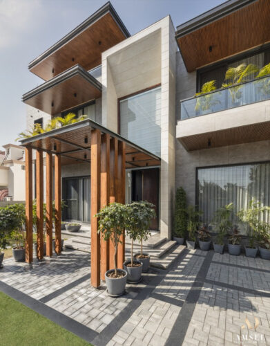 A Modern Design And Tasteful, Elegant Interior Elements For This ...