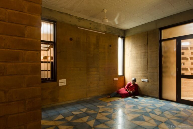 "Breathe", An Earth House With Locally-Made Compressed Earth Blocks ...