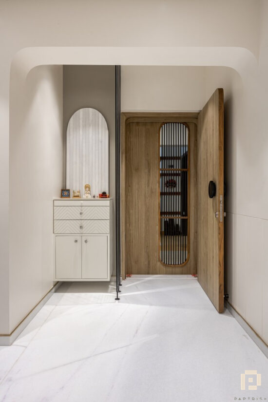 An Elegant Home Designed With Diverse Interior Design Elements And ...