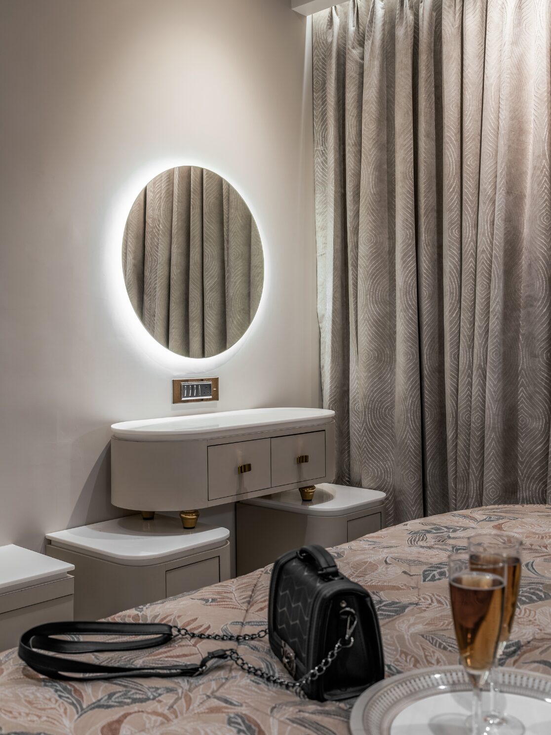 The Modern Antique Interior Design Blends Practicality With Aesthetics ...