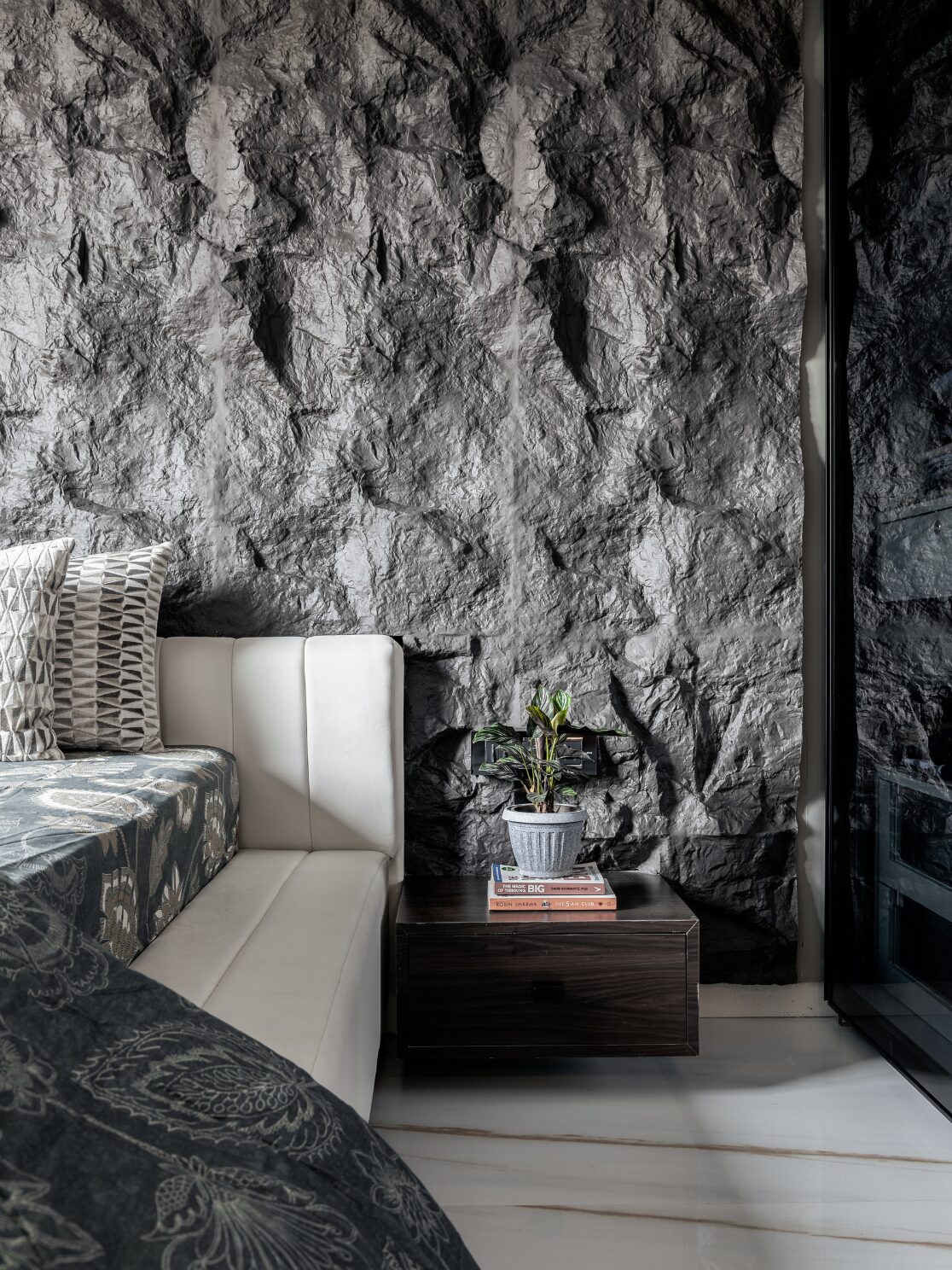 The Modern Antique Interior Design Blends Practicality With Aesthetics ...