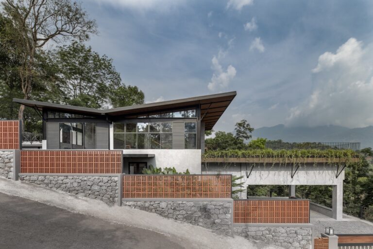 The Slope House Design Of This Weekend Retreat Beckons Tranquility ...