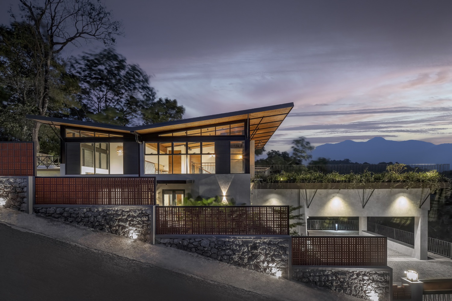 The Slope House Design Of This Weekend Retreat Beckons Tranquility ...