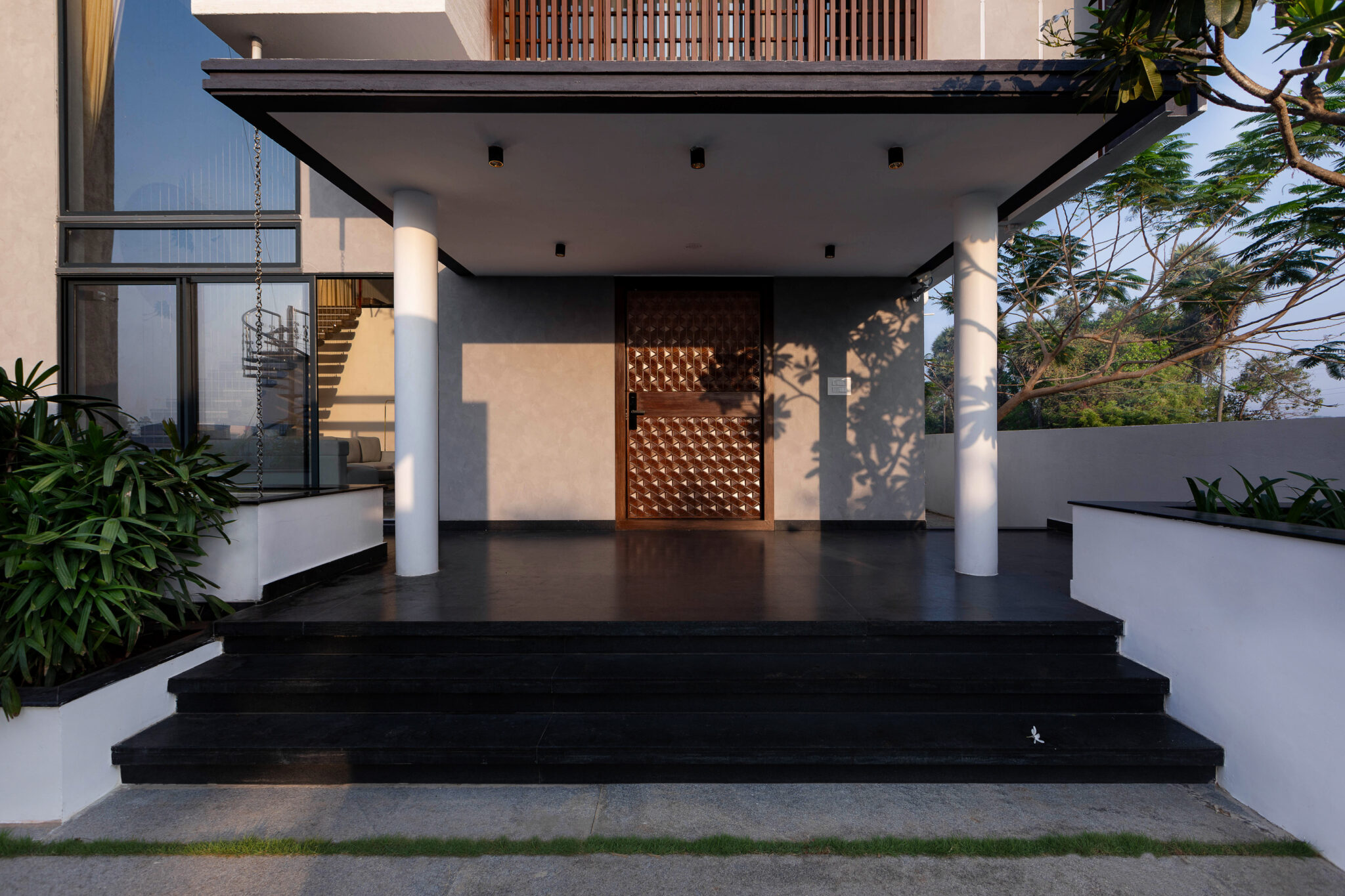 This Three Story Home Design Is A Celebration Of Nature’s Beauty ...