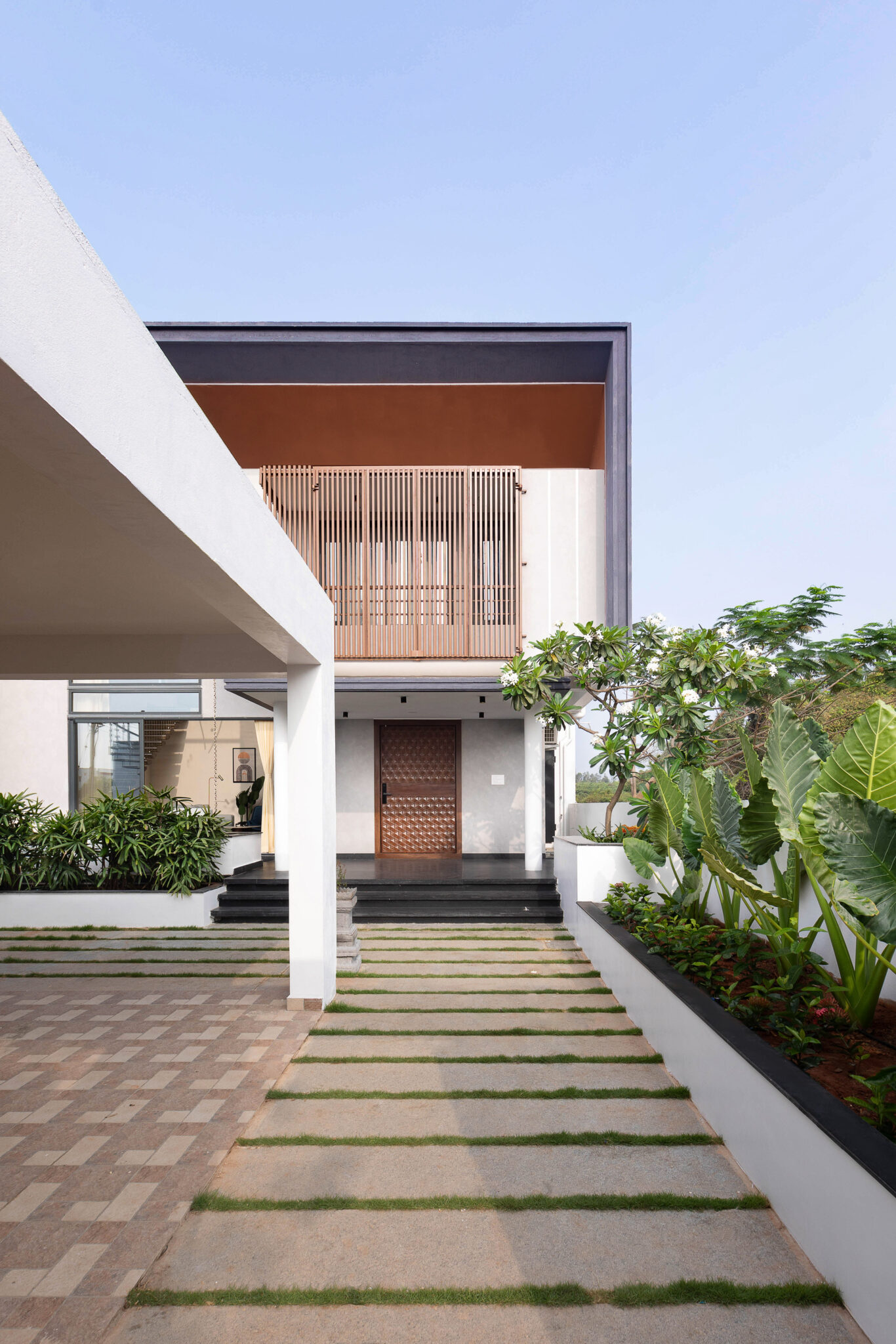 This Three Story Home Design Is A Celebration Of Nature’s Beauty ...