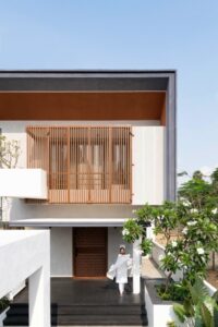 This Three Story Home Design Is A Celebration Of Nature’s Beauty ...