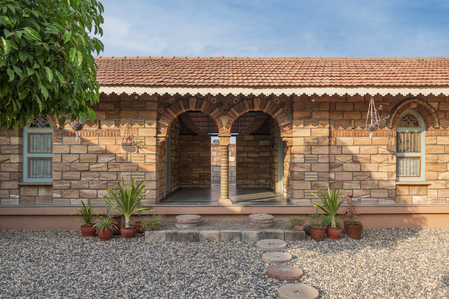 Vernacular Building Emphasizes The Harmony Of An Office In Nature ...