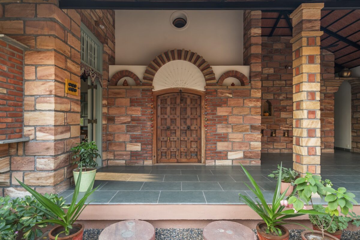 Vernacular Building Emphasizes The Harmony Of An Office In Nature ...