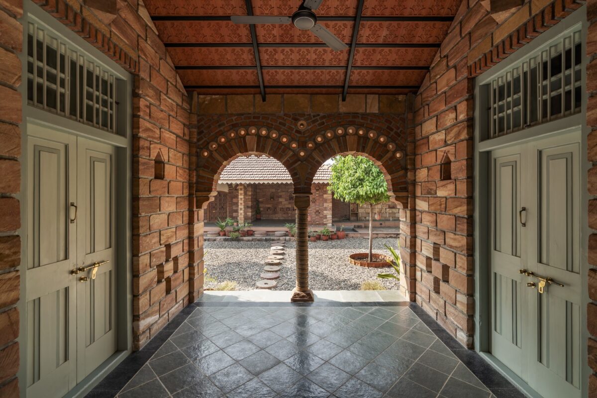 Vernacular Building Emphasizes The Harmony Of An Office In Nature | d6thD design studio