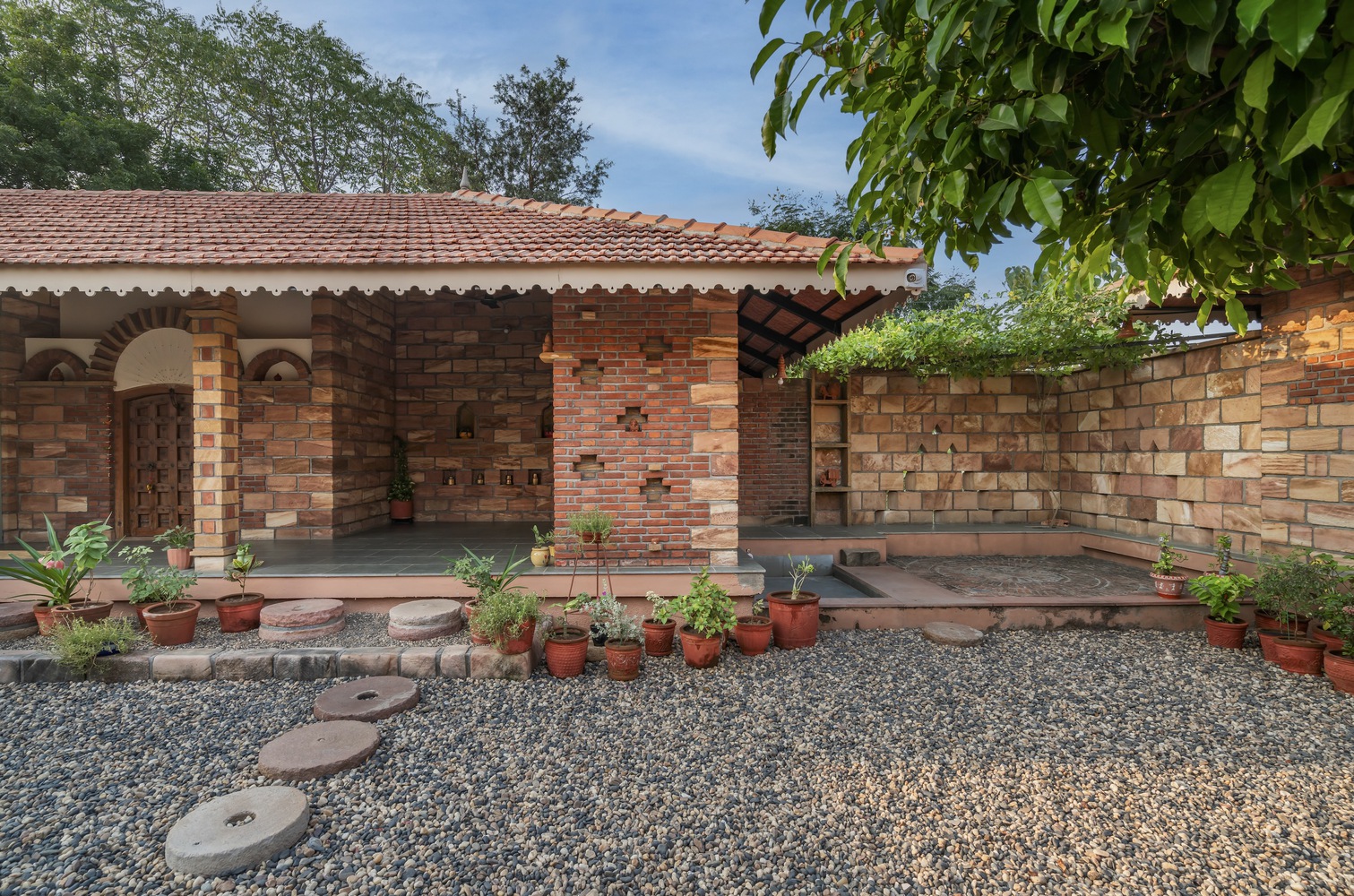 Vernacular Building Emphasizes The Harmony Of An Office In Nature ...