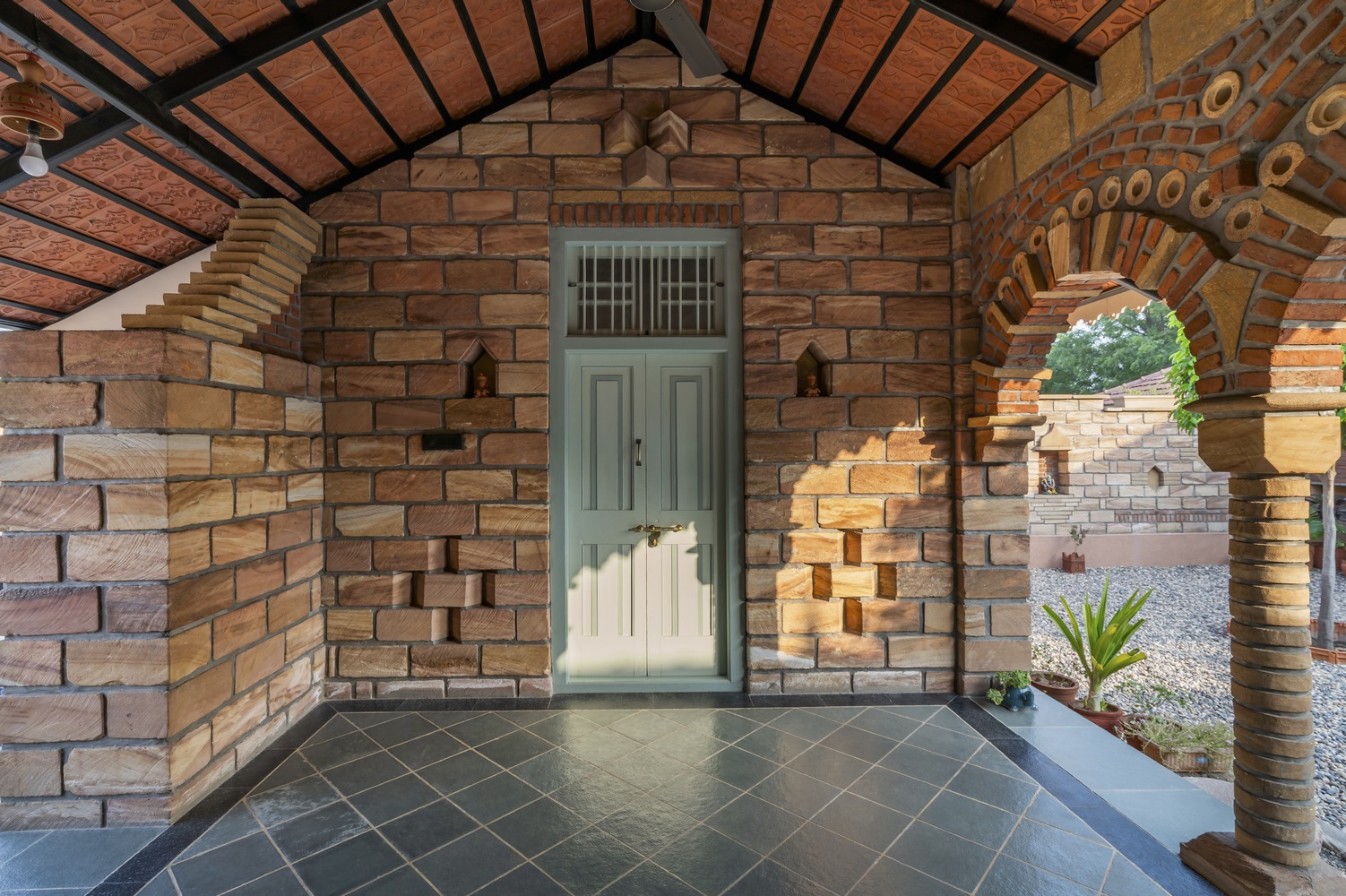 Vernacular Building Emphasizes The Harmony Of An Office In Nature ...