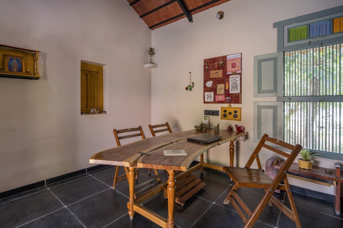 Vernacular Building Emphasizes The Harmony Of An Office In Nature ...