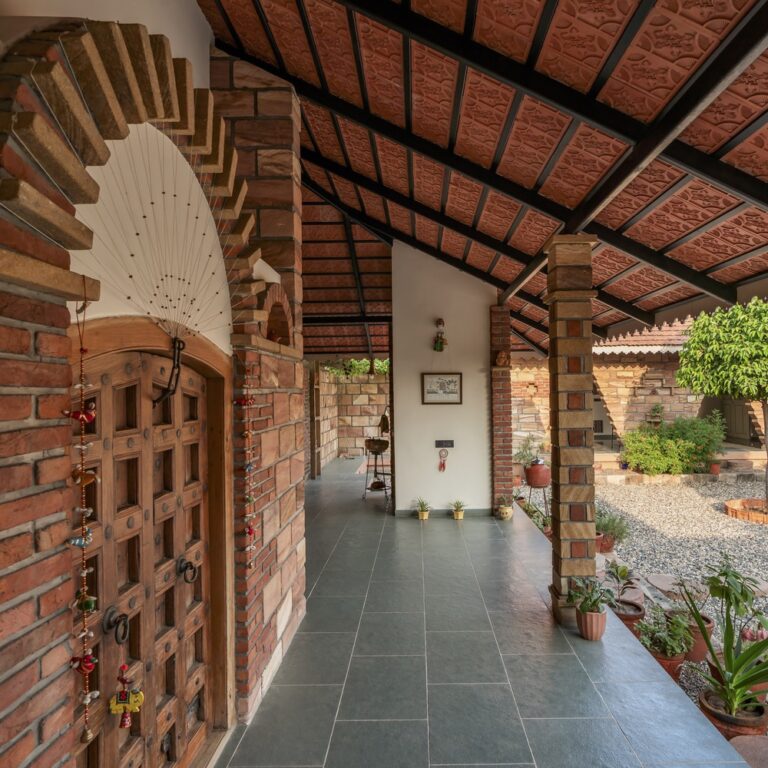 Vernacular Building Emphasizes The Harmony Of An Office In Nature ...