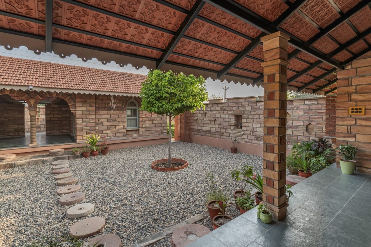 Vernacular Building Emphasizes The Harmony Of An Office In Nature ...