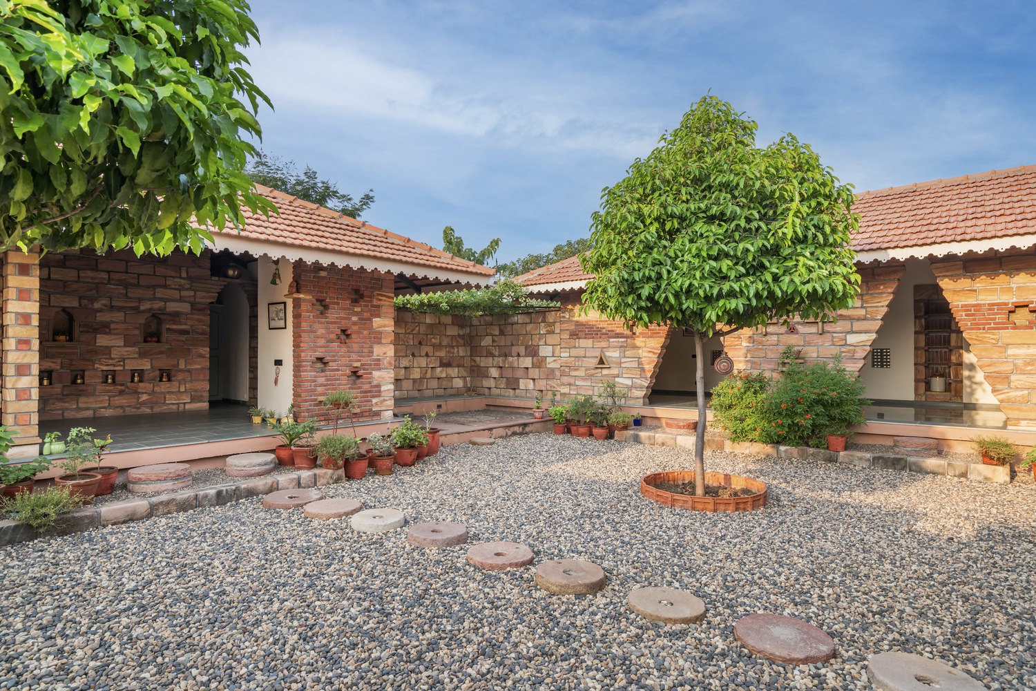 Vernacular Building Emphasizes The Harmony Of An Office In Nature ...