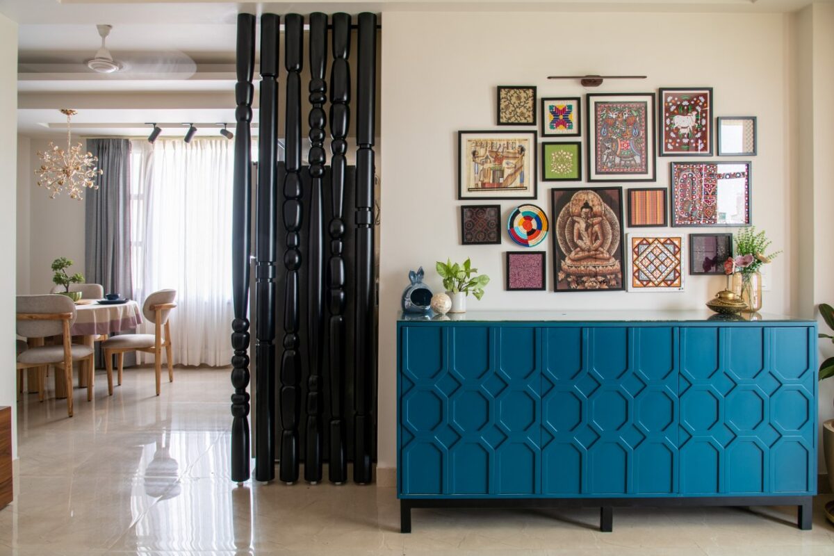 This Modern Eclectic Interior Draws Eyes To An Array Of Indian Artworks ...