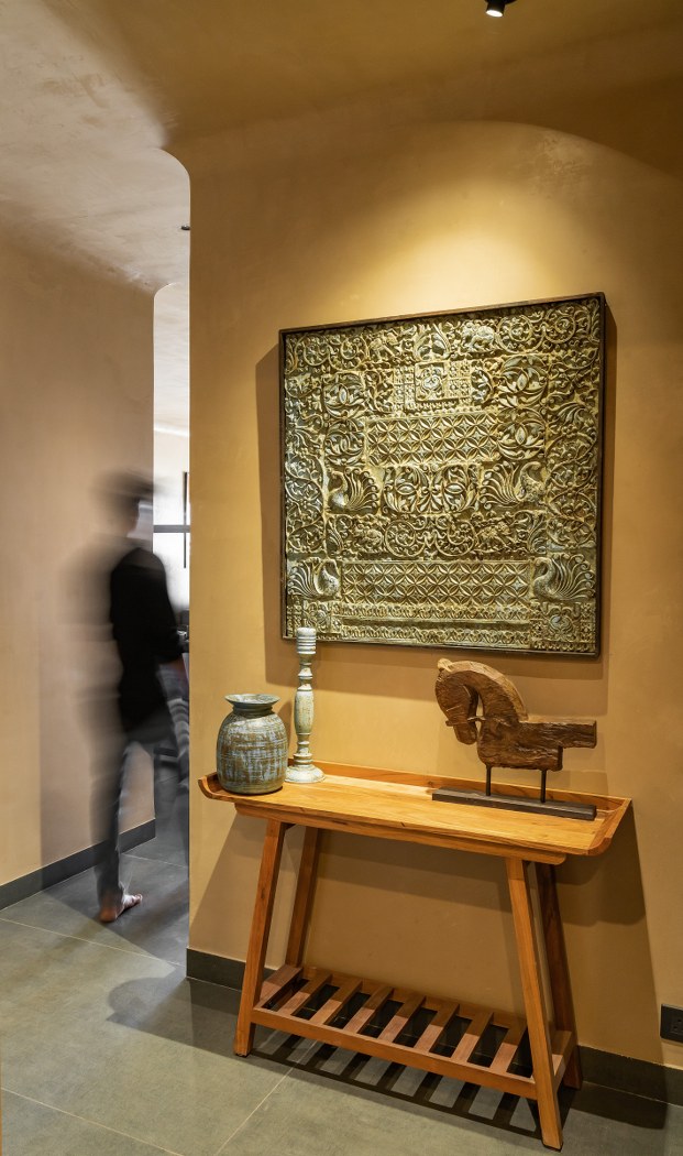 The Interior Of This Modern Indian House Design Has A Warm Earthy ...