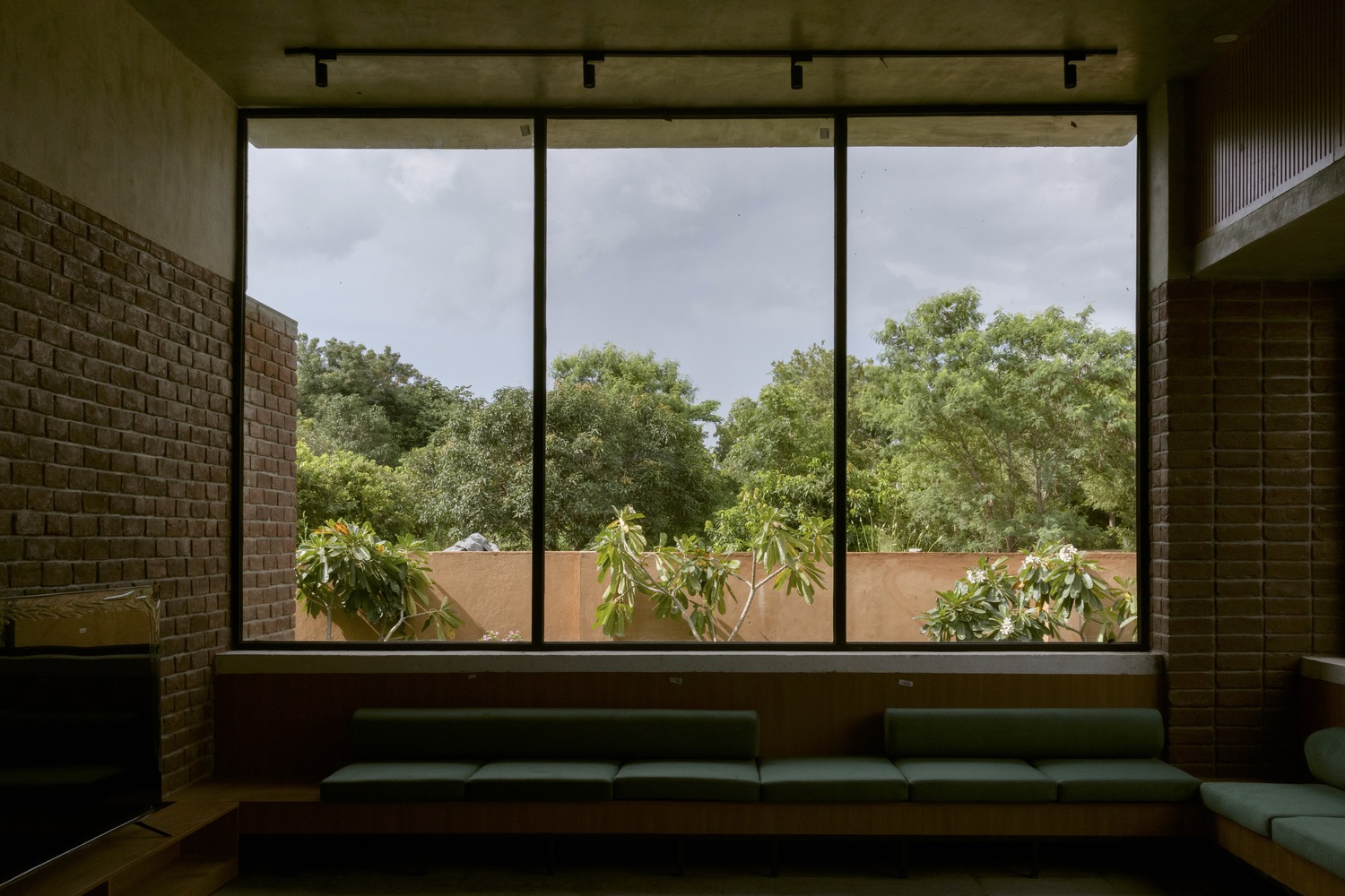 This Gray Roof House Stands as an Architectural Homage to Climate ...